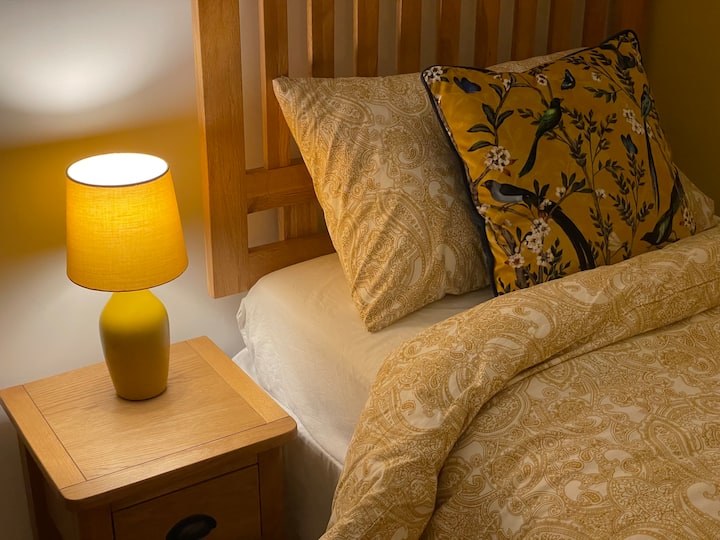 North Devon - Cosy Twin Bedroom - Barnstaple