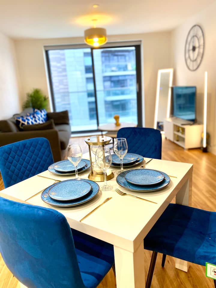 Luxury 2-bed High-rise: Balcony & Water View - Mánchester