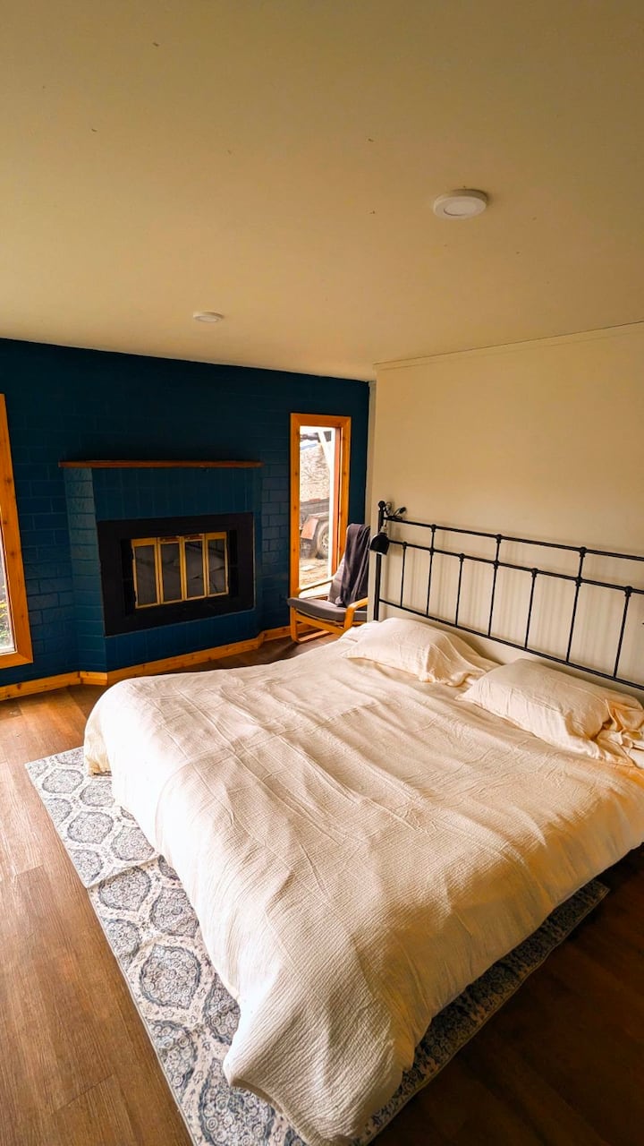 Cozy Urban Jungle Bungalow - Long Lake, Anchorage
