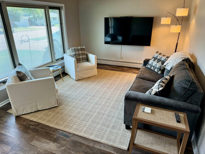 Updated Home-tailgate W/ Lambeau Views,fenced Yard - Green Bay, WI