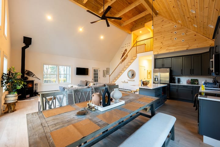 Dreamy Cabin
Sleeps 8!
Outdoor Hot Tub&sauna! - Killington, VT