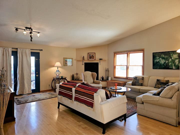 Sunny Apartment With Fireplace - Visit Iu - Bloomington