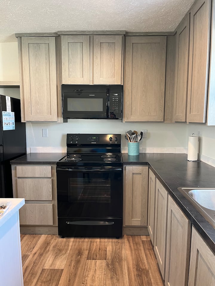 Charming Home - 3 Bed 2 Bath - Douglas, WY
