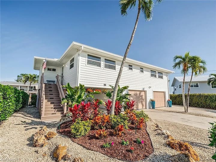Immaculate Waterfront Residence - Fort Myers Beach, FL