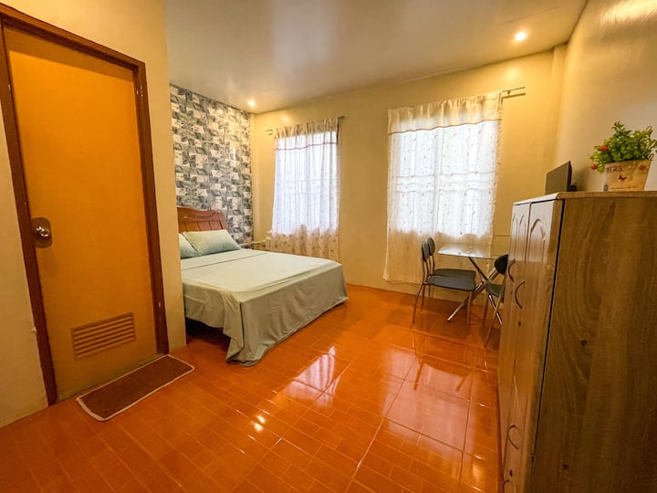 Big Air-conditioned Room By L. Eunice Greenhouse - Santa Catalina