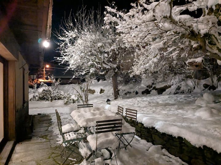 3* Rated 3 Bed Apt, Sleeps 7 - Parking And Garden - Combloux