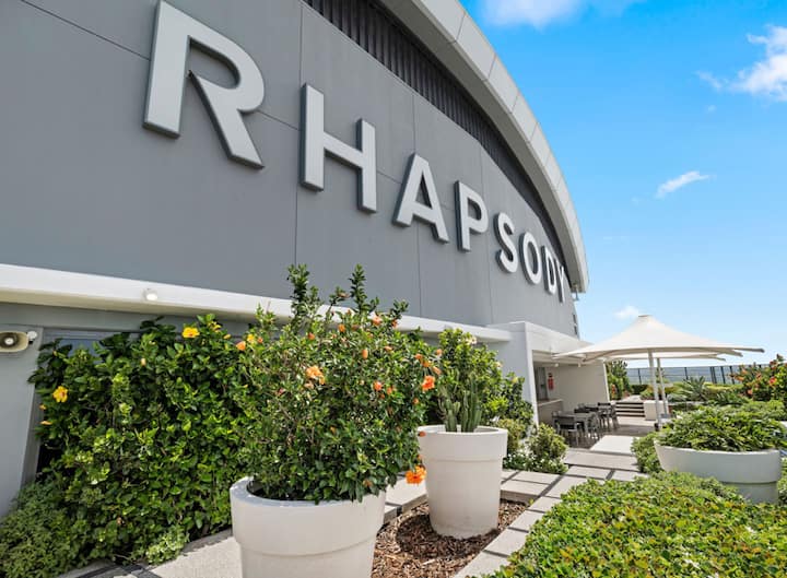 Stylish Modern Unit With Ocean Views - Gold Coast