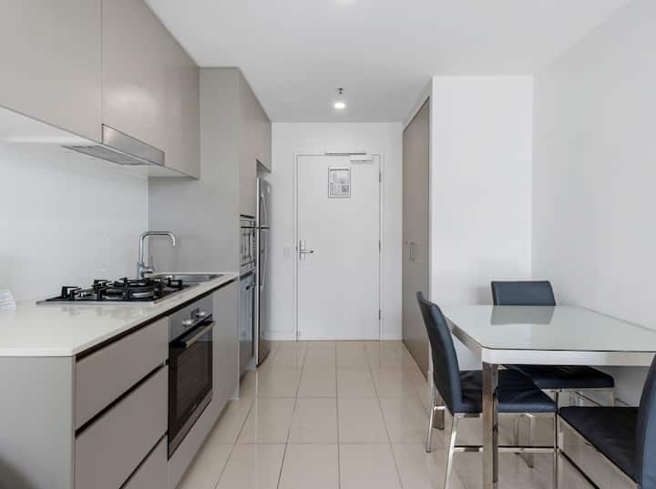 Stylish Modern Unit With Ocean Views - Gold Coast