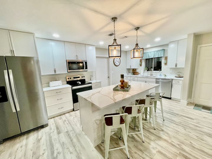 Beautiful Updated Home, Be Close To It All! - Sarasota, FL