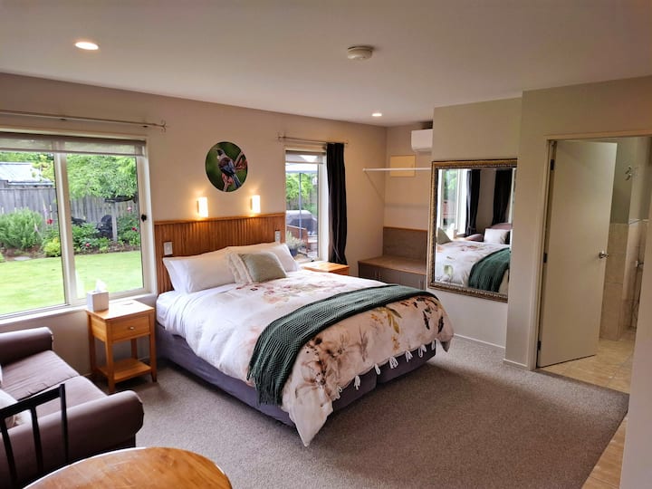 Breakfast - King Studio - Kitchenette - Bathroom - Te Anau