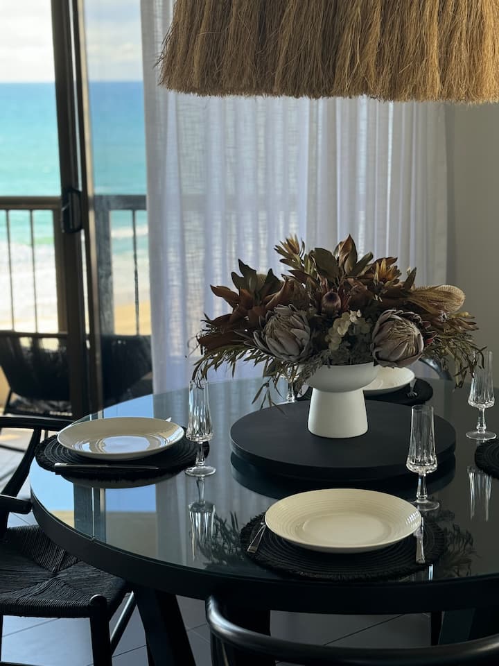 Modern Beachfront Bedroom In Shared Apartment - Broadbeach