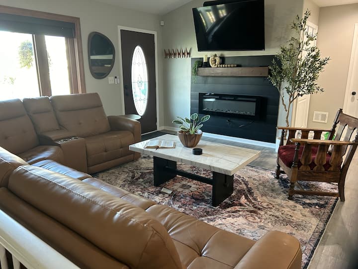 Contemporary Comfort - Lux 5 Bdrm (4king) Escape - Belton, MO