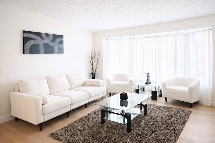 Spacious Entire Home | 4 Levels | Great Location - Edmonton