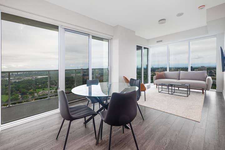 Up In The Air In A Comfort Of A 2 Bed Luxury Condo - Toronto