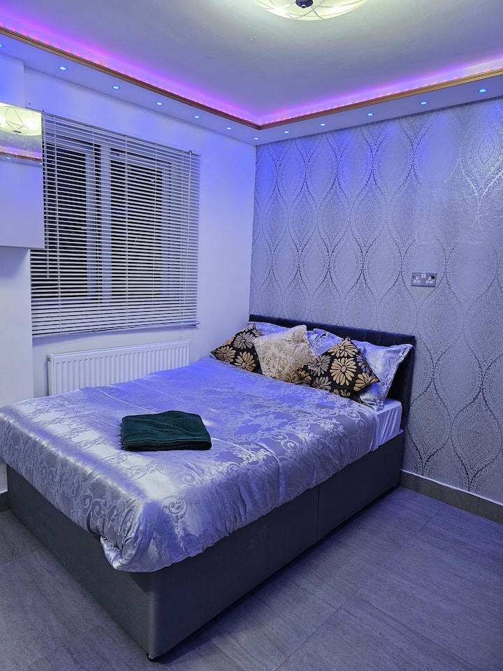 London Studio Flat (Ensuite Bathroom + Kitchen) - Barking