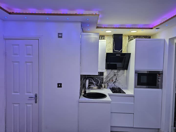 London Studio Flat (Ensuite Bathroom + Kitchen) - Barking