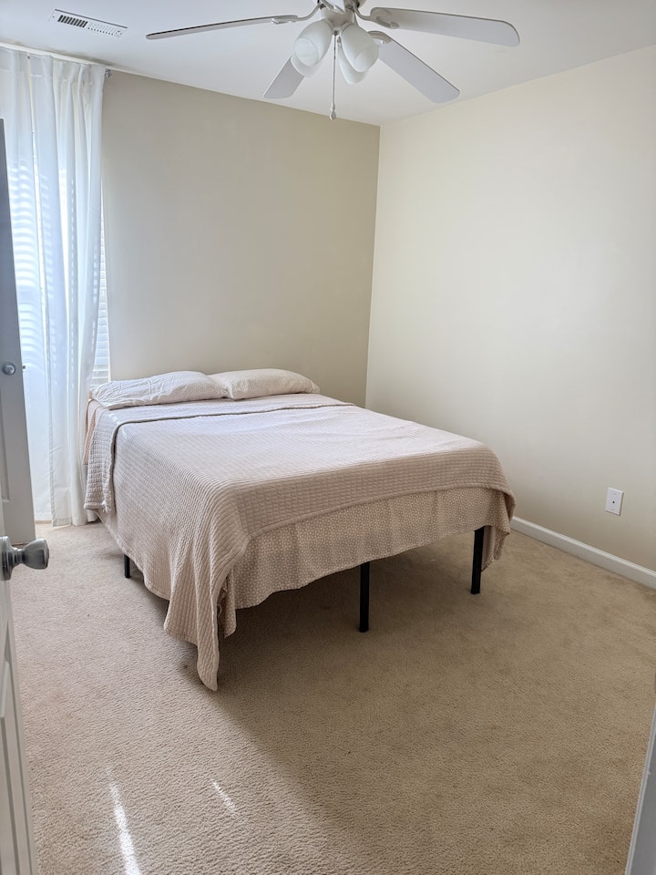 Bedroom In House Near I-840 Female Guest Only #2 - Greensboro, NC