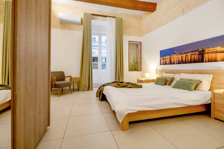 Valletta Maisonette - 2 Balconies, Super Location - Malta