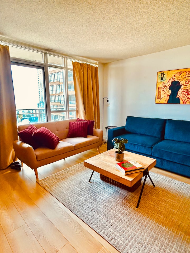 Luxury Lakeview Downtown Condo + Parking & Den - Toronto