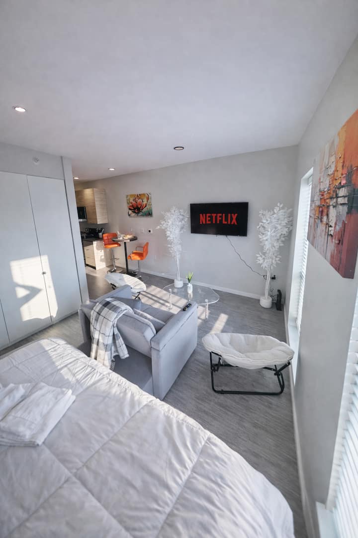 Zesty Orange Abode - Des Moines