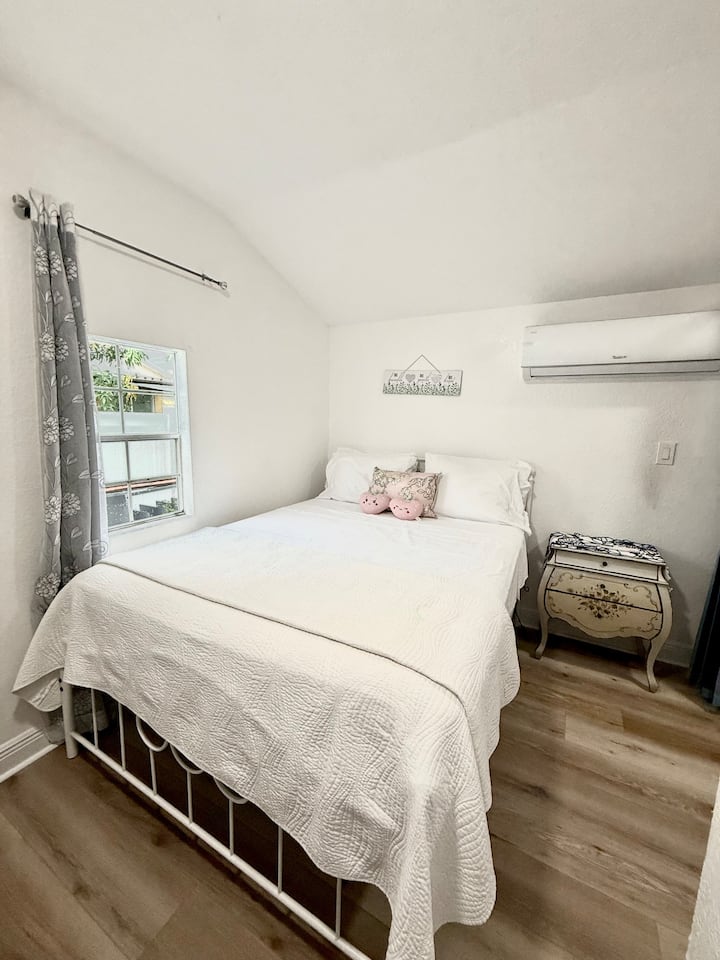 Tiny Home 10 Min From Airport ! - Tampa, FL