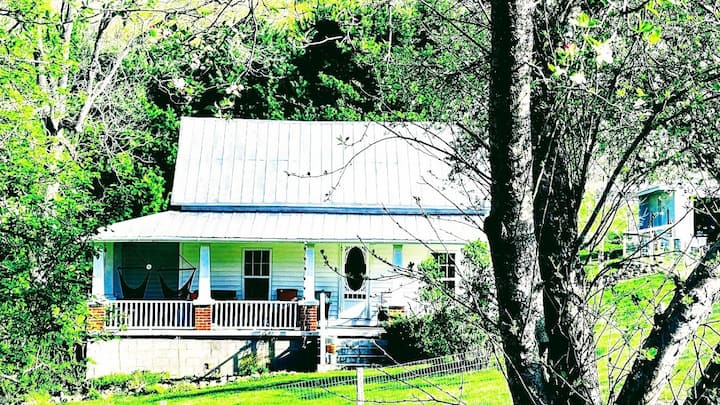 Trail’s Bend Farmhouse-bike, Hike, Float, Sip - Abingdon, VA