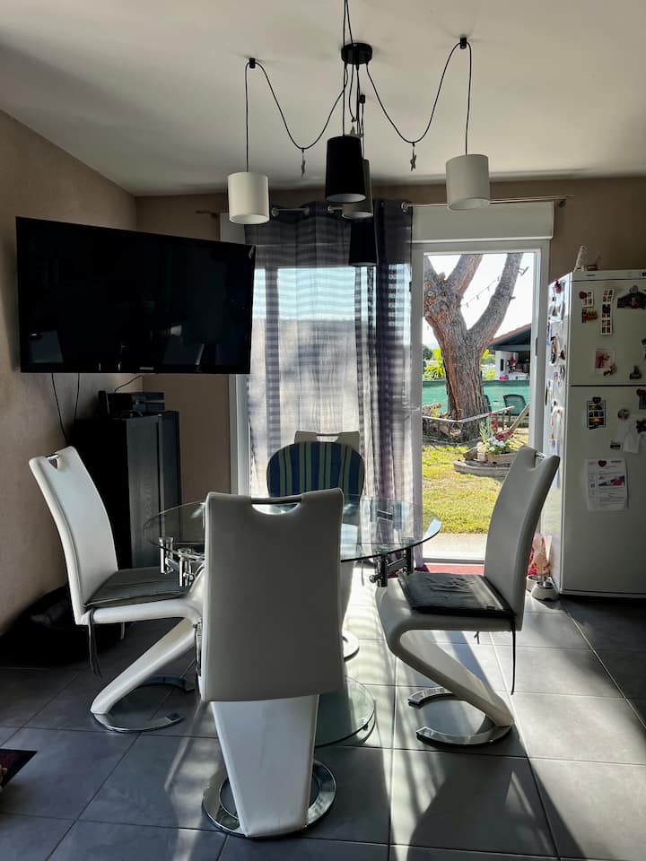 Chambre Voirons Dans Maison Avec Jardin - Sciez