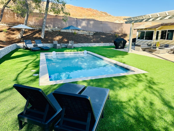 Six Flags Escape: Spacious Home With Pool & Bbq - Santa Clarita, CA