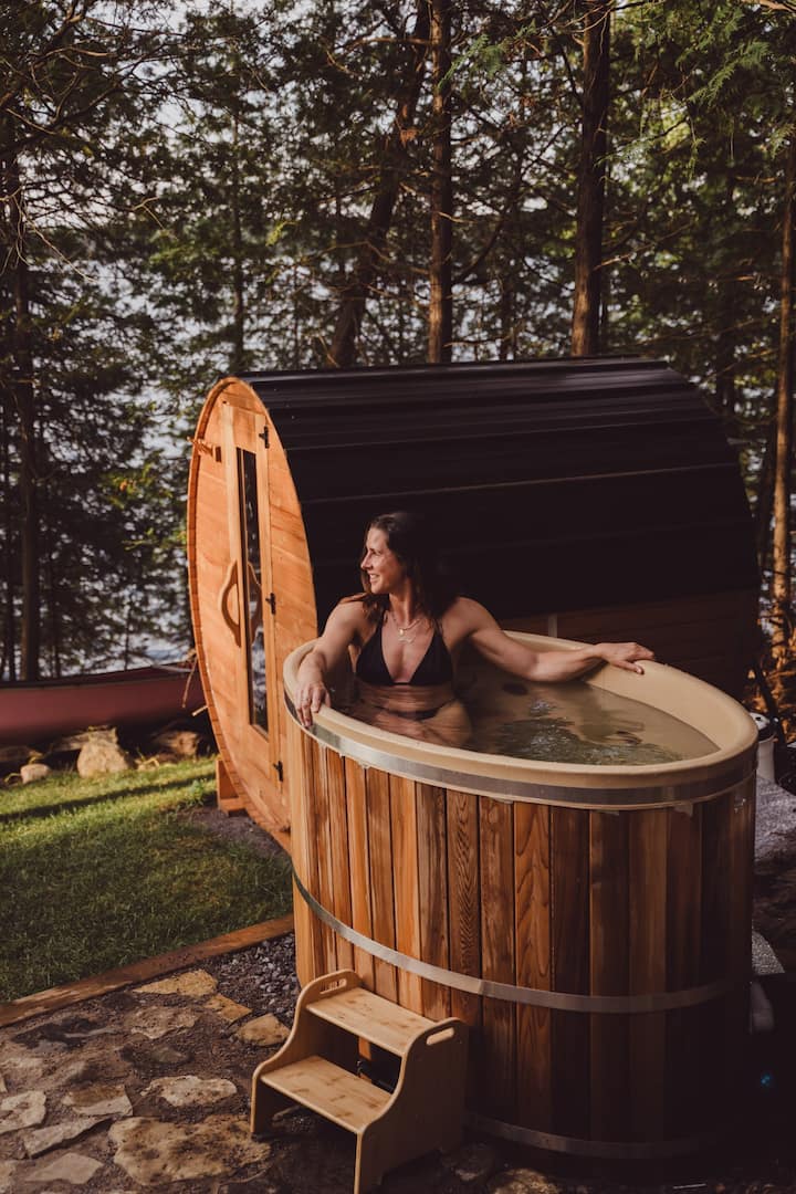 Retro Waterfront Cabin Sauna & Hot Tub Near Ottawa - Clayton Lake