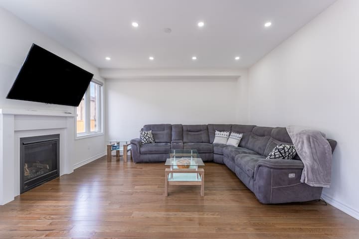Bright & Spacious 6 Br | Private | Main Floor Bath - Brampton