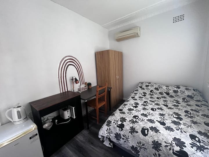Studio Room Walk To Shops & Train In Thornleigh - Dural