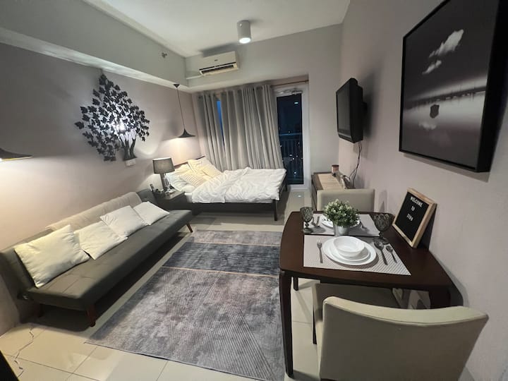 Cozy Makati Condo W/ Balcony And View - Makati