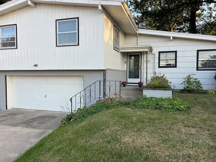 Large Home Across From Nd - Notre Dame, IN