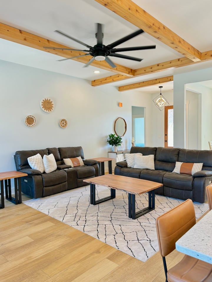 Luxury Farmhouse: Fire Pit | Near Wedding Venue - Zootastic Park, Troutman