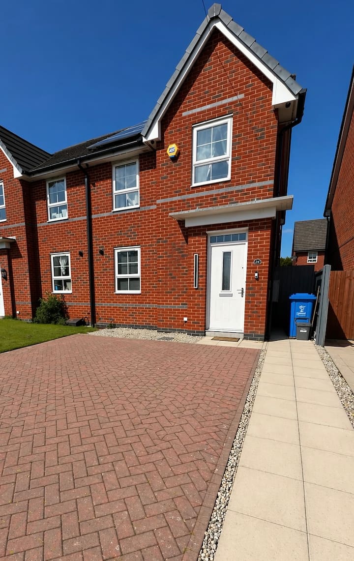 Cosy 3 Bed House With Drive. Tvs In Every Room! - Liverpool