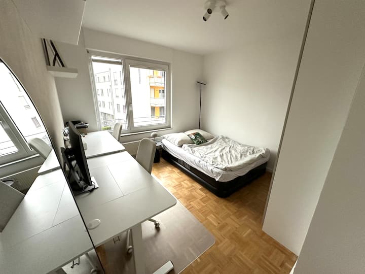 Zimmer Mit Zwei Arbeitsplätzen - Cologne