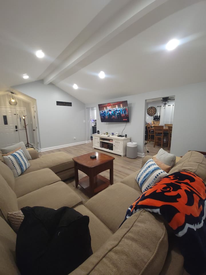 6 Bedroom! Pool Table, Gaming Area, Firepit & More - Joliet, IL