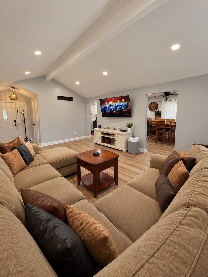 6 Bedroom! Pool Table, Gaming Area, Firepit & More - Joliet, IL