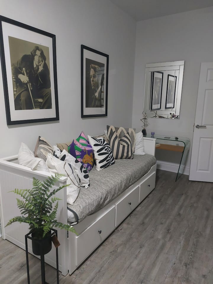 The Playwright's Retreat.         Great Location - County Offaly