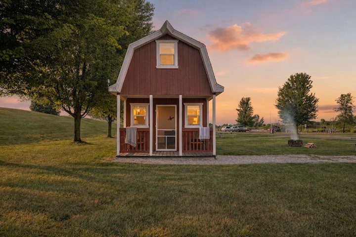 Cozy Loft Cabin | Budget Friendly | Sleeps 5 - Lake Odessa, MI