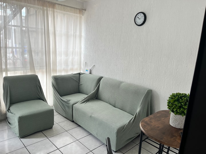 Casa Pequeña Bien Ubicada Salida A León - 이라푸아토