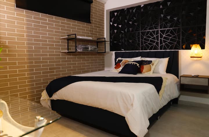 Urban Loft Steps From Laureles - Ultra-fast Wifi - Medellín