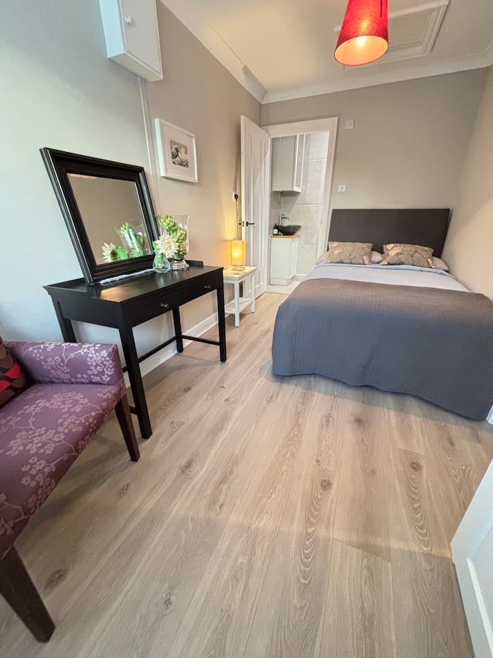 Suburban Ensuite Room, Parking. - Chester