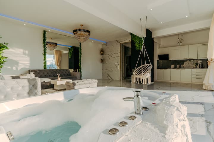 House W Jacuzzi & Rooftop Pool - Sarajevo