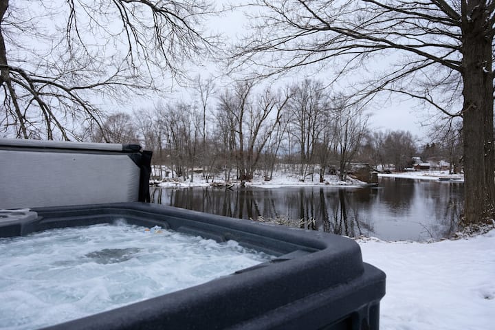 River Retreat- Hot Tub/games/bbq/bonfire/sleeps 14 - Ontario