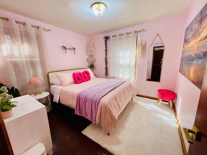 Sunlit Serenity | A Stay Near Mckennan Park - Sioux Falls, SD