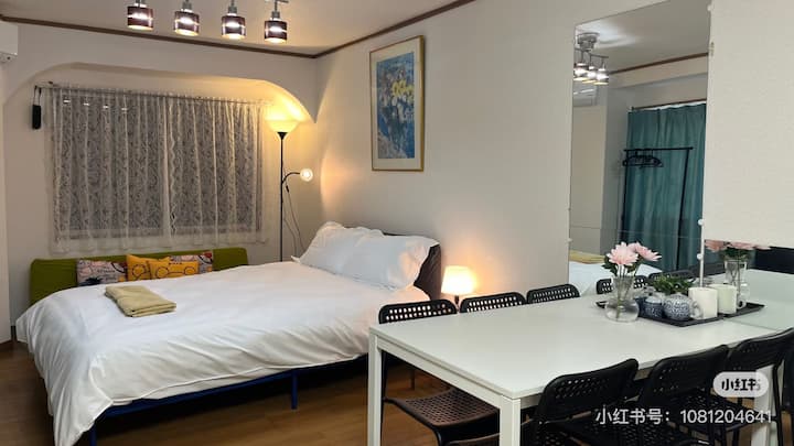 There Are Two Toilets Near The Subway Station. - 야오시