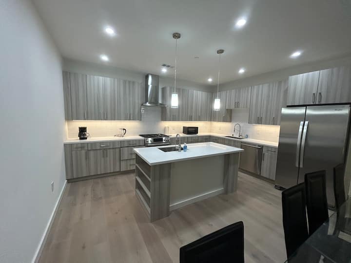 Brand New  5 Br/3ba Sleeps 12 Spacious Townhouse - Redwood City, CA