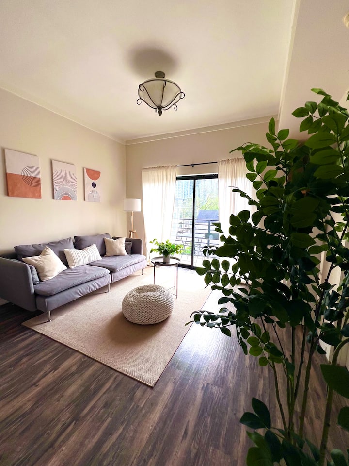 Boho Modern 2 Bedroom W/ City View & Free Parking - Charlotte, NC