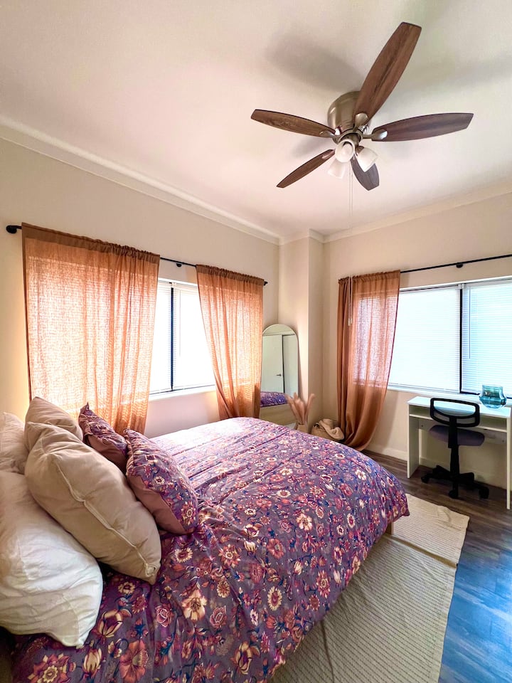 Boho Modern 2 Bedroom W/ City View & Free Parking - Charlotte, NC